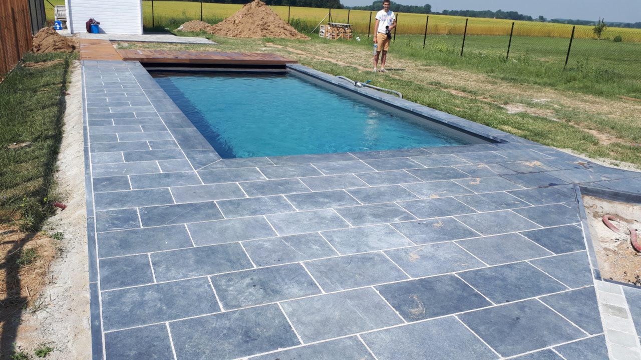 Pose de dalles en pierre bleue vietnamienne et de kandlas grey et mise ...