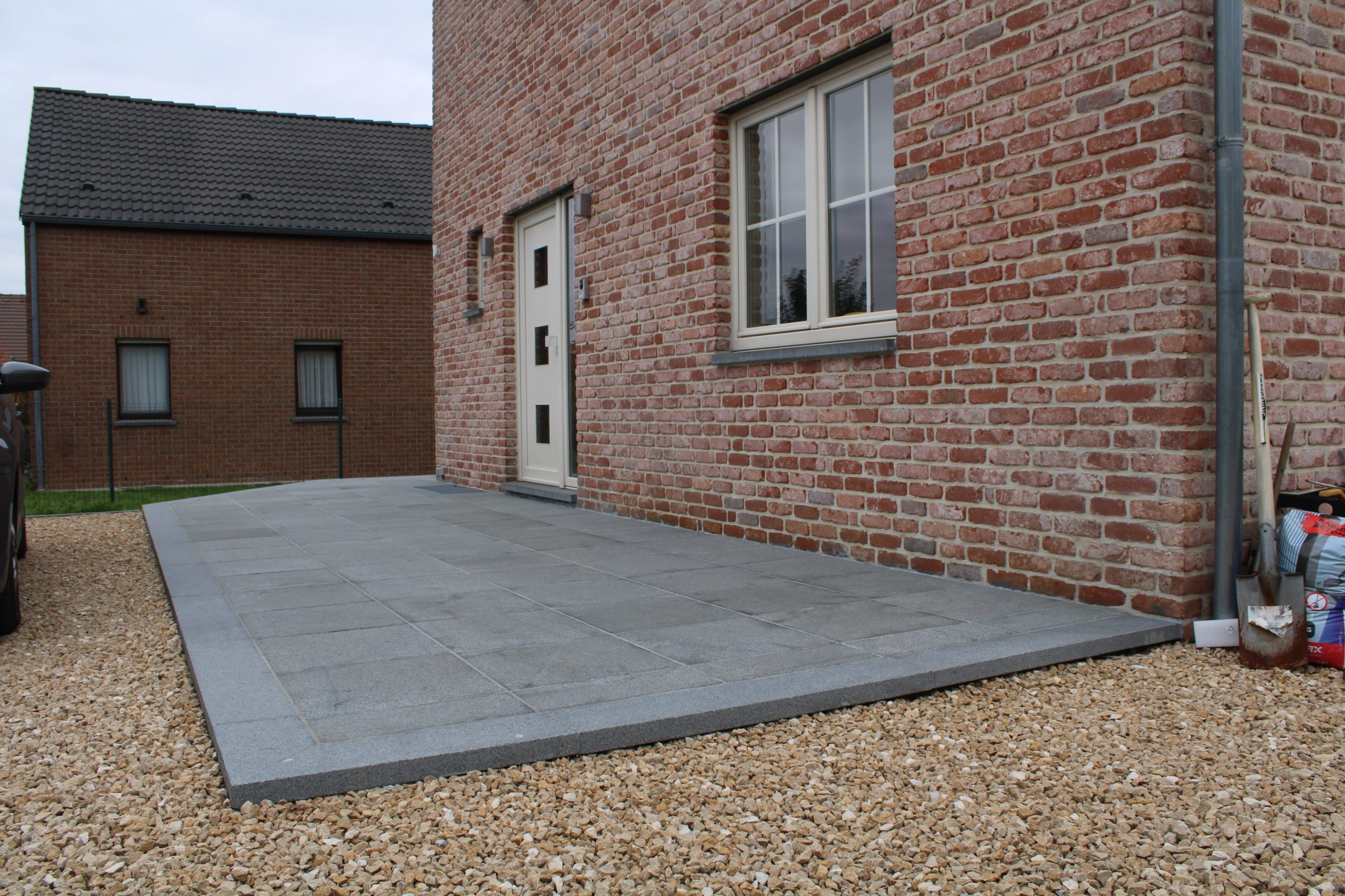 Pose d'une terrasse en dalles de granit flammé brossé et mise en place ...